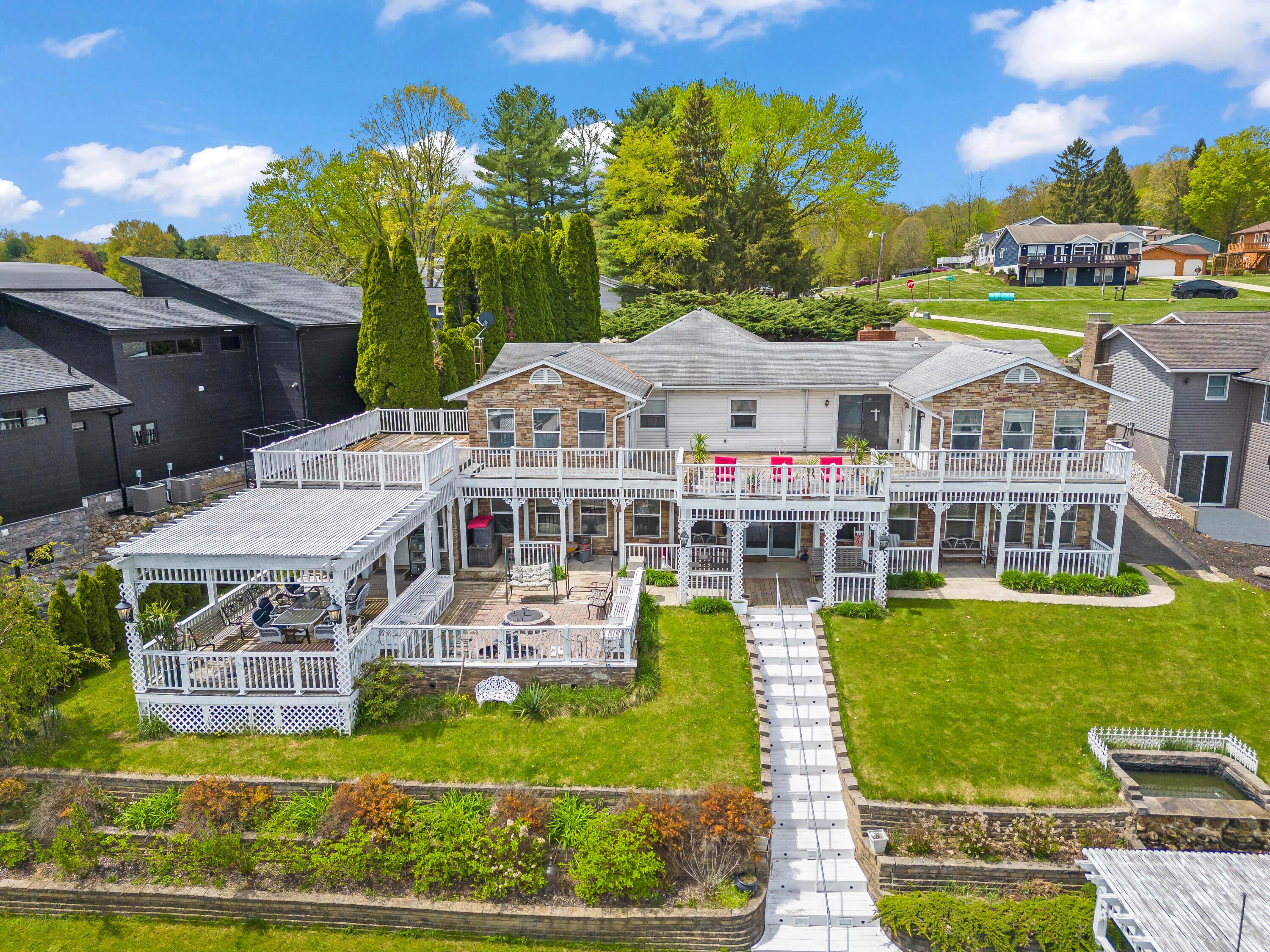 RE/MAX Consultant Group | Apple Valley Lake Toth and Team