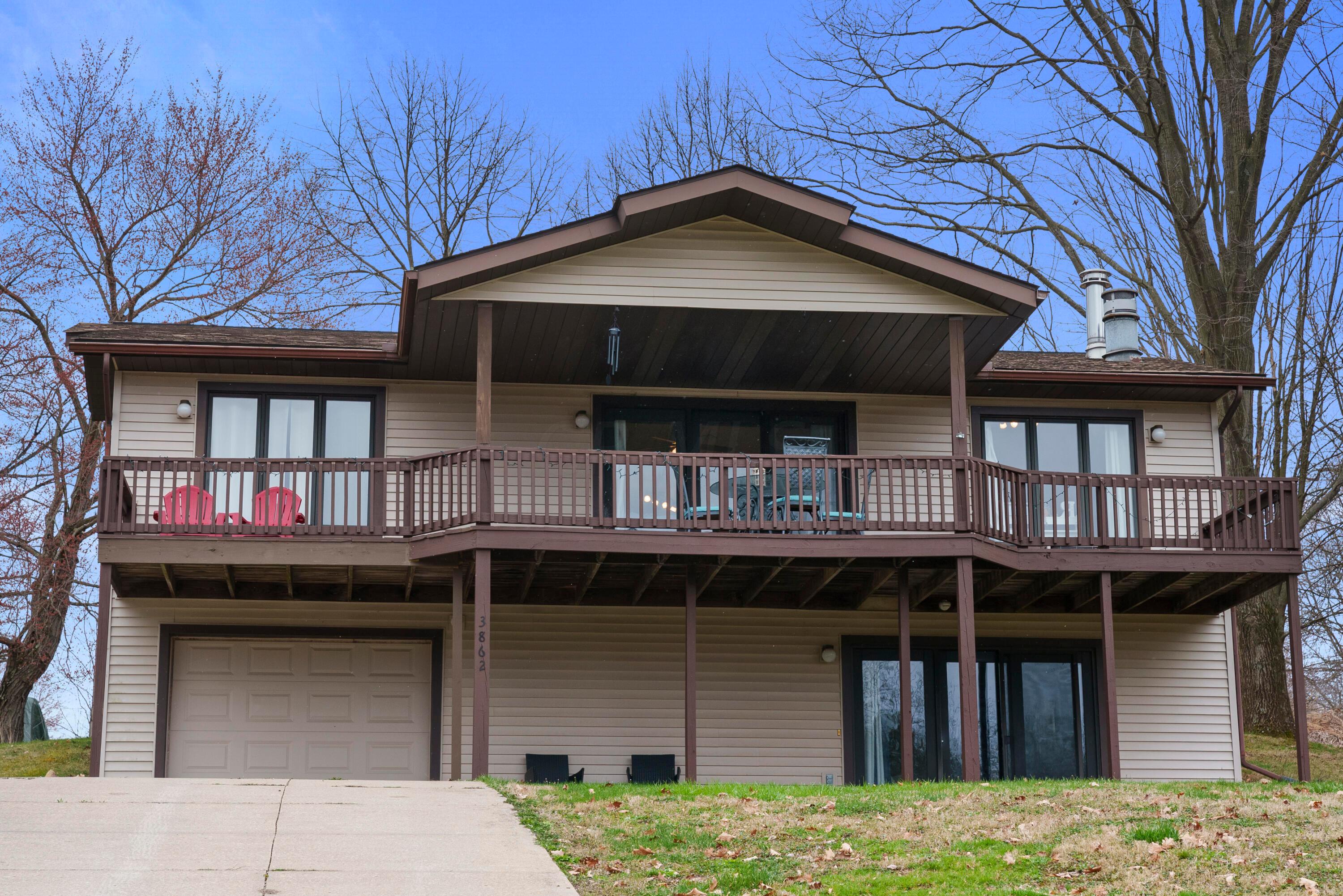 RE/MAX Consultant Group | Apple Valley Lake Toth and Team
