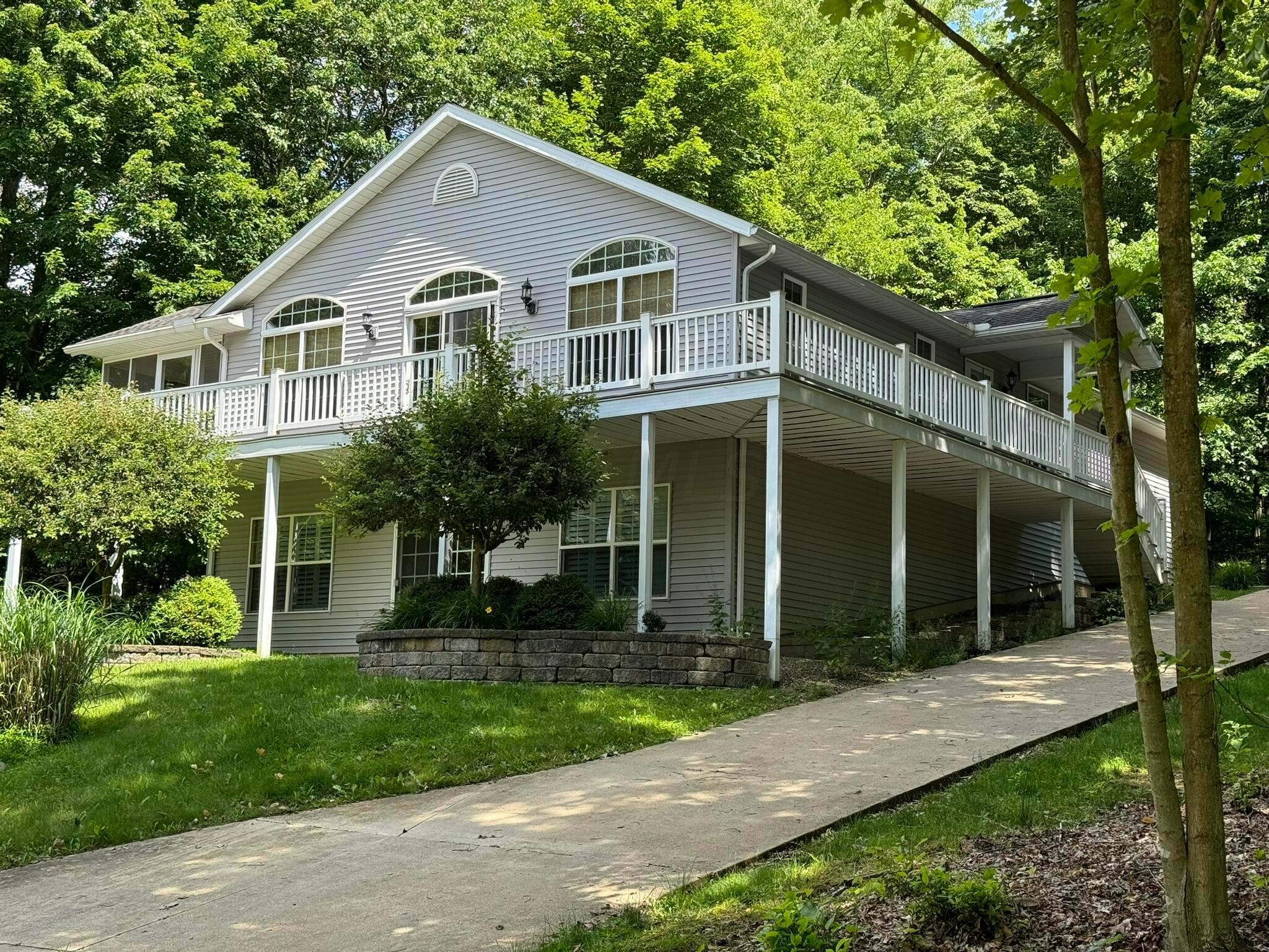 RE/MAX Consultant Group | Apple Valley Lake Toth and Team